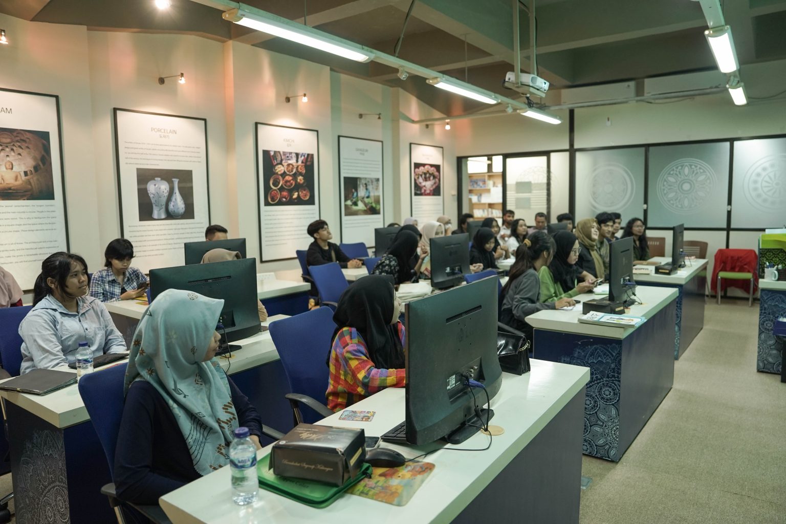 Korean Foundation Visit Korean Corner at Hasanuddin University ...