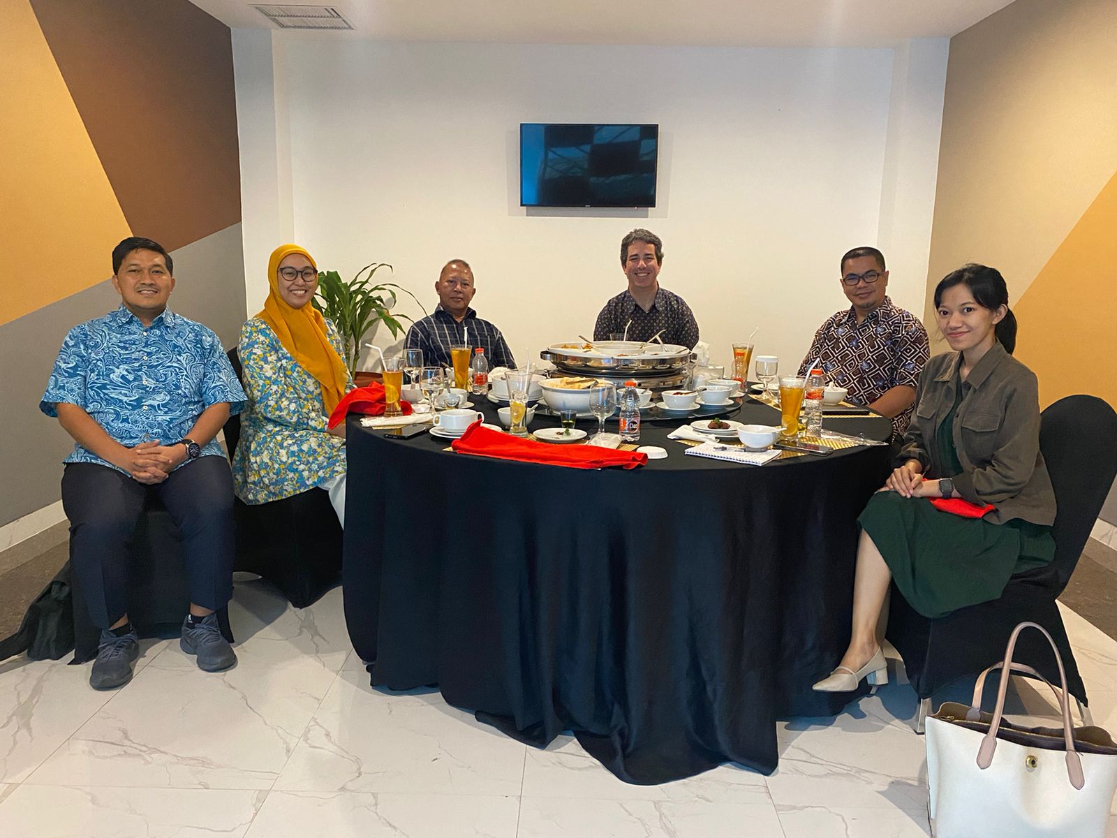 The Consul General of Australia and the Faculty of Social and Political ...